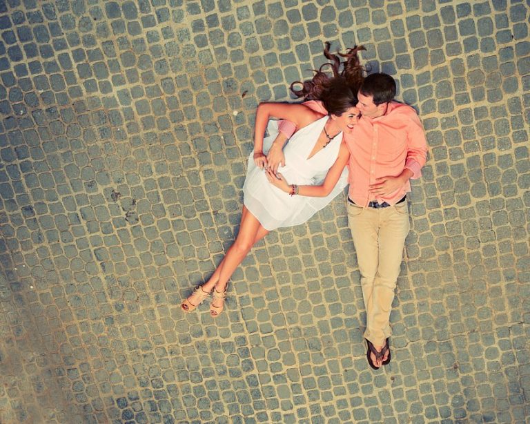 10 Engagement Photo Poses to Reflect Your True Love